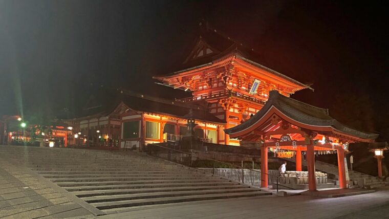 Visiting Fushimi Inari Taisha Shrine at night is fantastic and ...